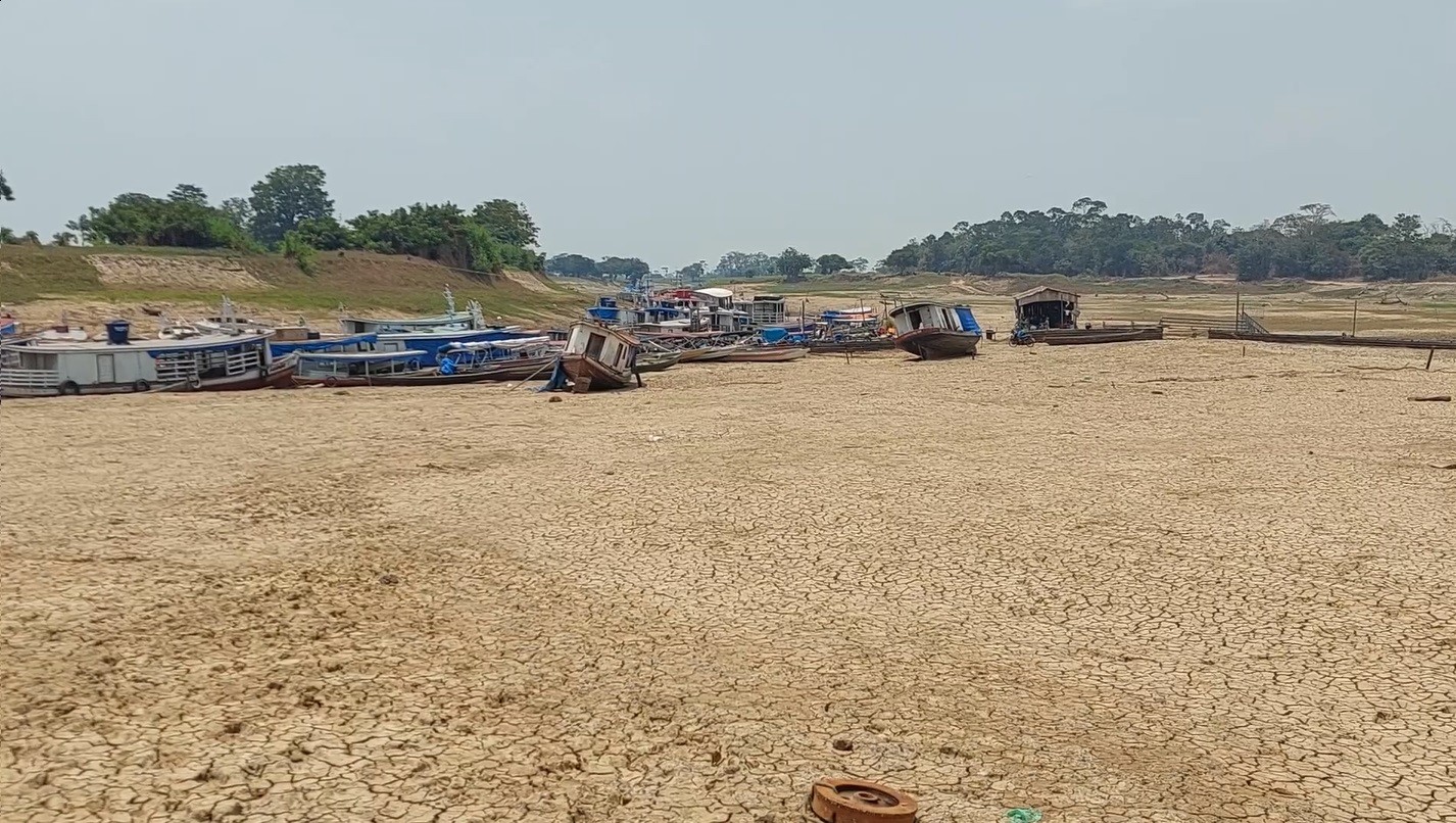 Com Rio Amazonas seco, grávida enfrenta caminhada de mais de 1 hora em ...