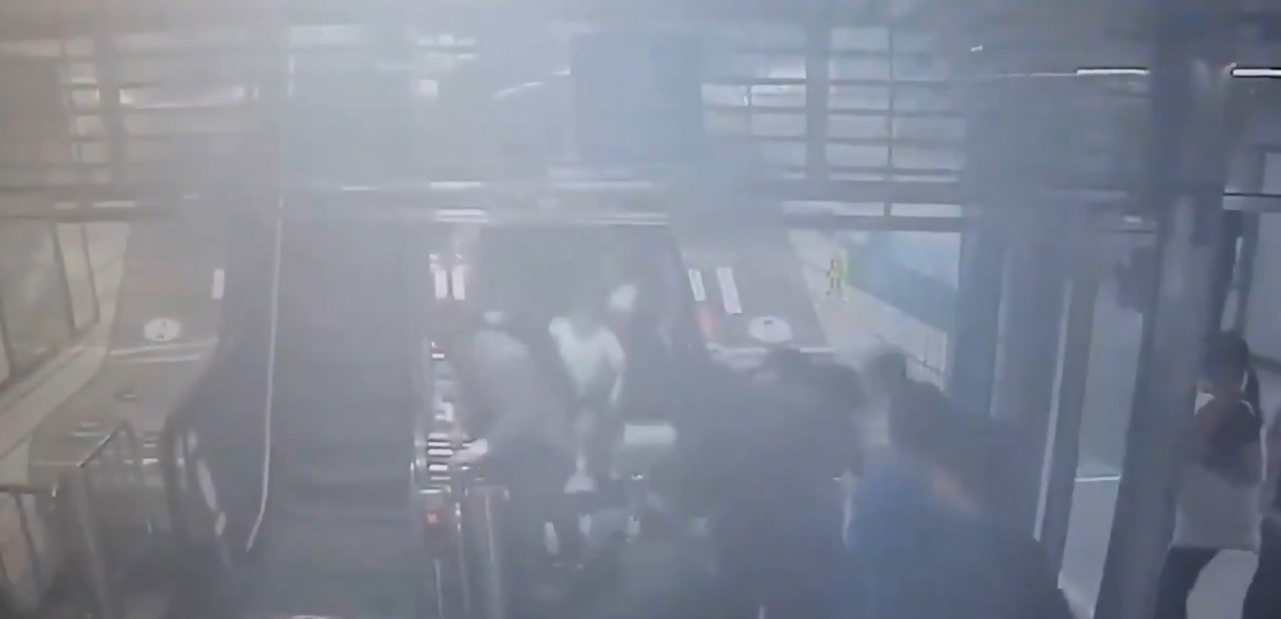 Escada rolante cheia muda repentinamente de sentido em estação de trem ...