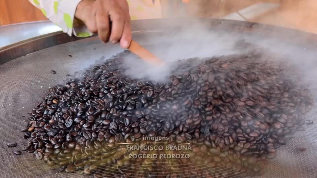 A tradição do cultivo do café em propriedades que colhem e torram o ...