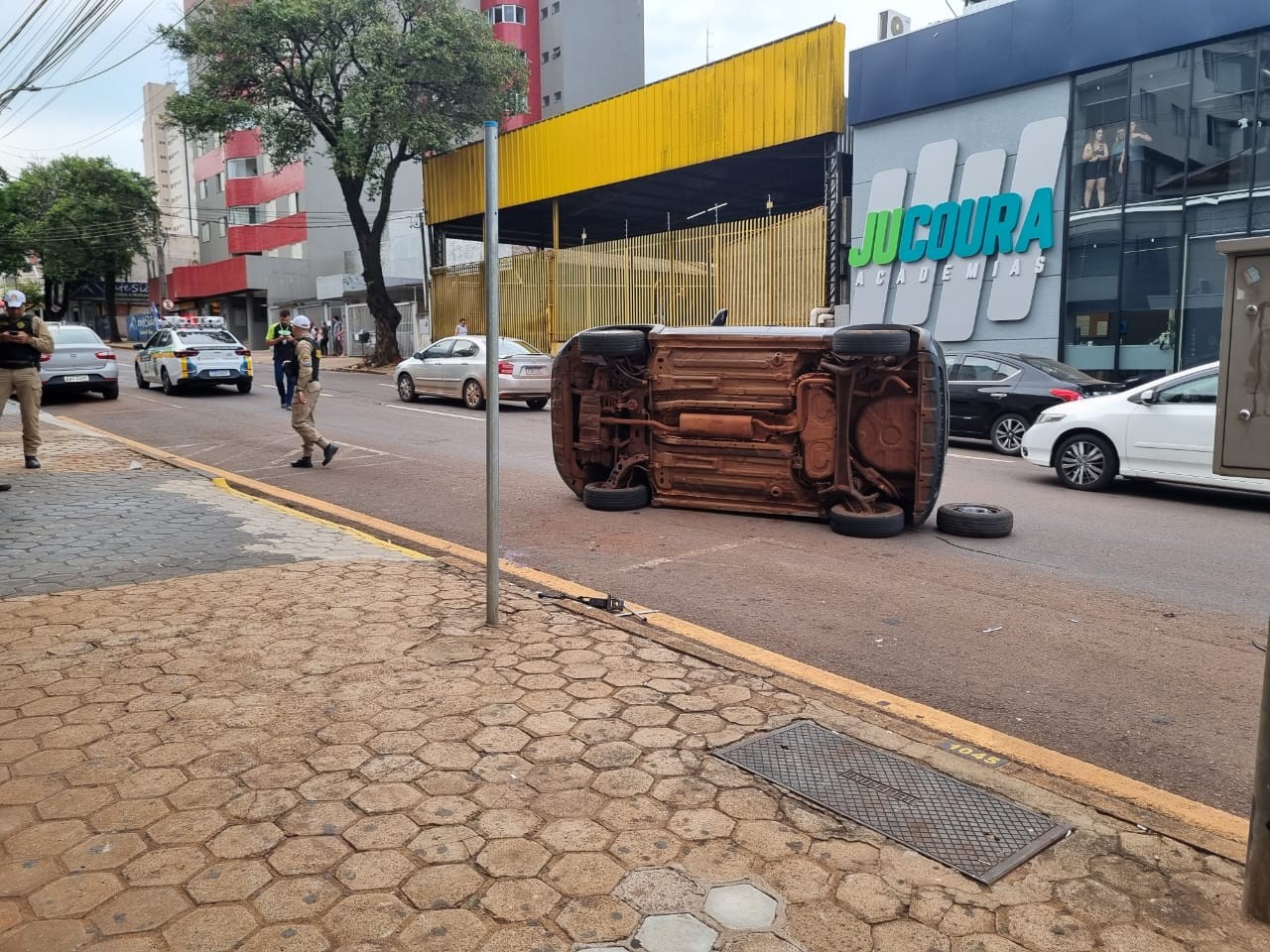 Pedestres erguem carro após idosa ser atropelada e ficar presa embaixo de veículo em Cascavel ...