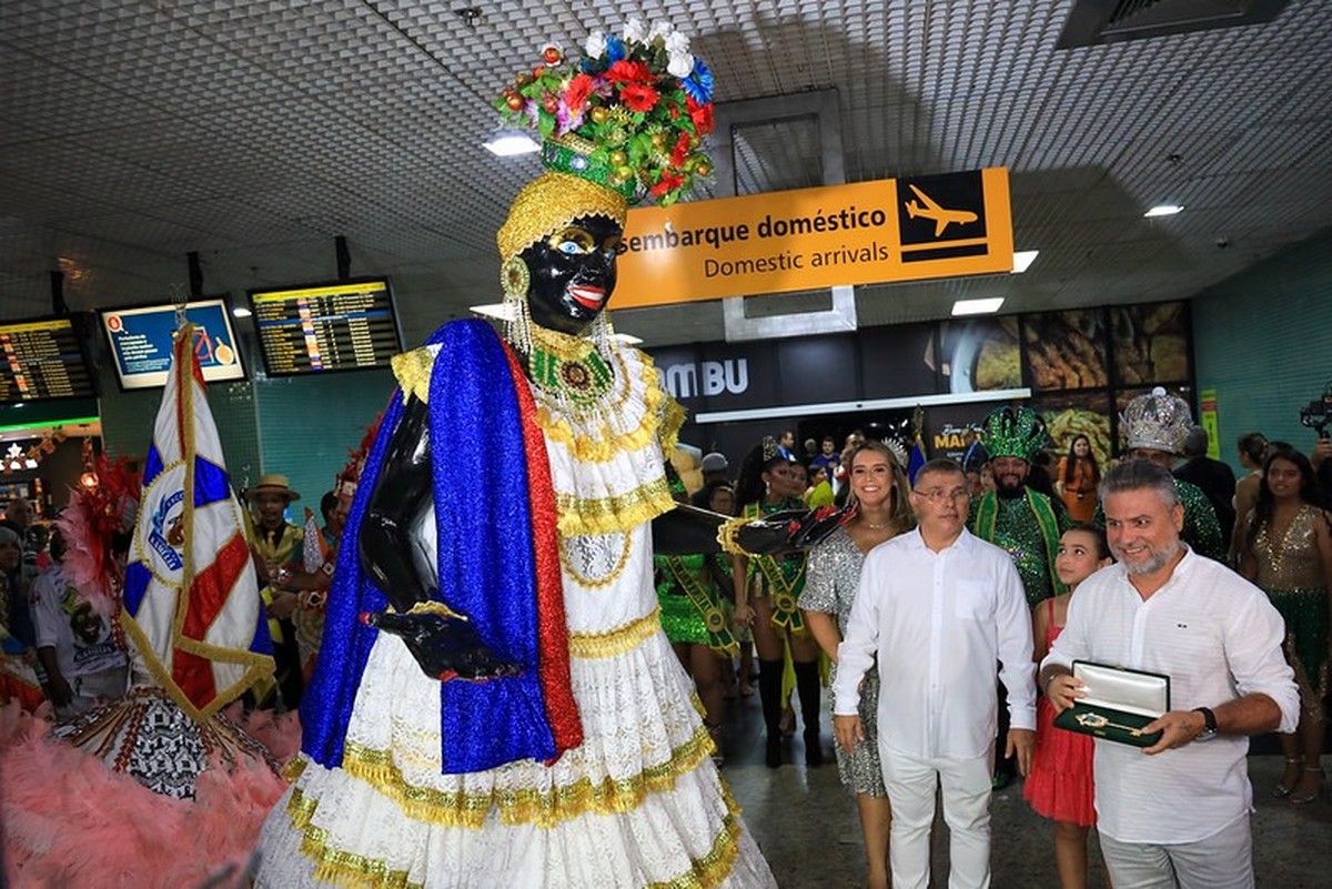 Boneca Kamélia recebe a ‘chave da cidade’ e abre oficialmente Carnaval ...