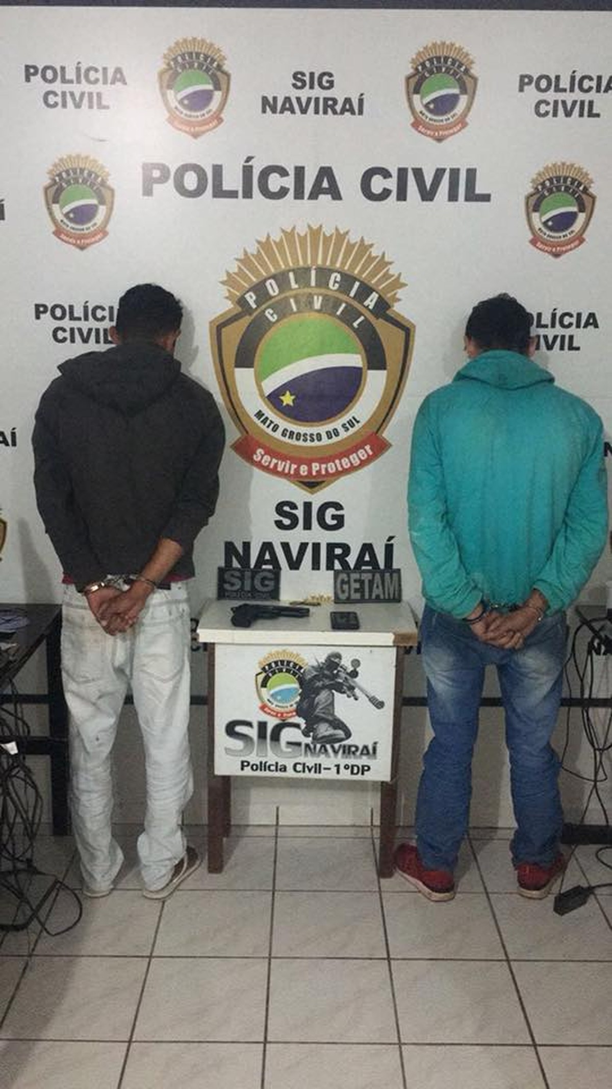 Dupla é Presa Ao Fazer Motorista Refém Por 9h Ameaçar Com Arma De