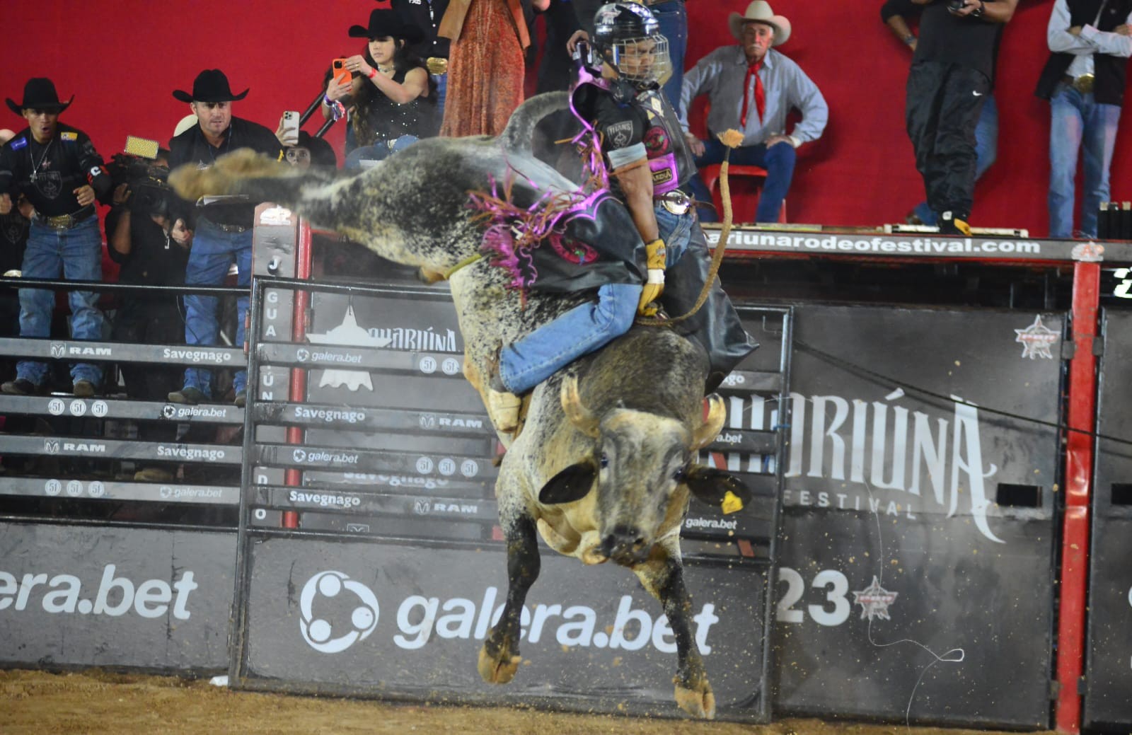 Time Cowboys é campeão da noite na montaria em touros em equipe do ...