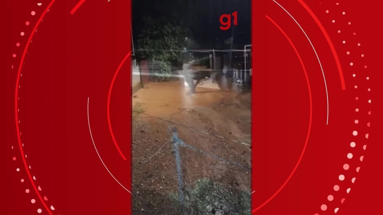 Grande volume de chuva causa estragos em distritos de Governador Valadares; trechos da MG-259 ...