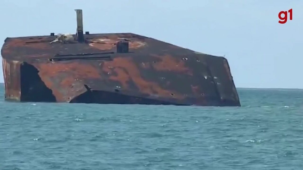 Vídeo: pedaço do Mara Hope, navio encalhado no litoral de Fortaleza, se ...