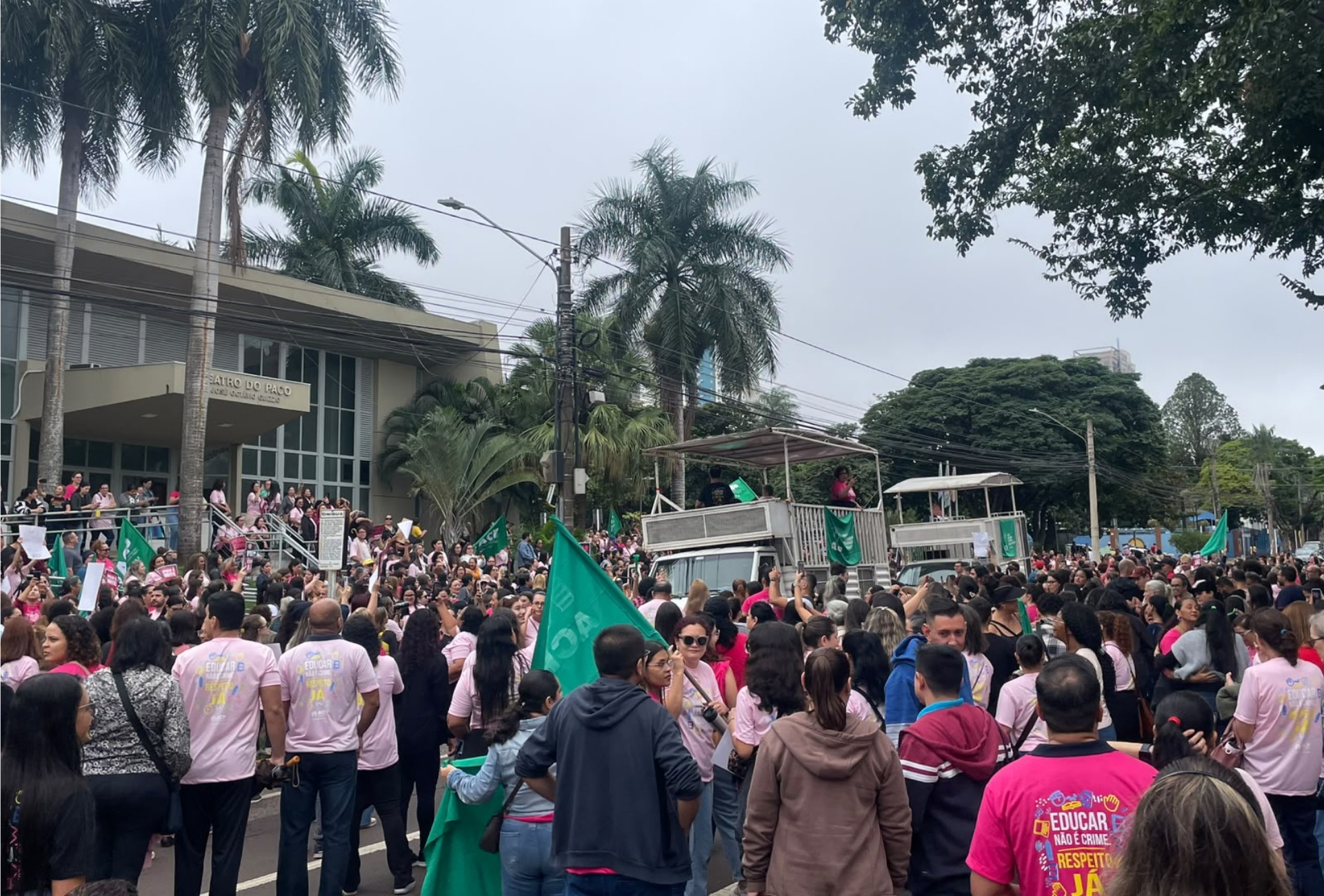 Passeata de professores lota avenida e pressiona por reajuste salarial | G1