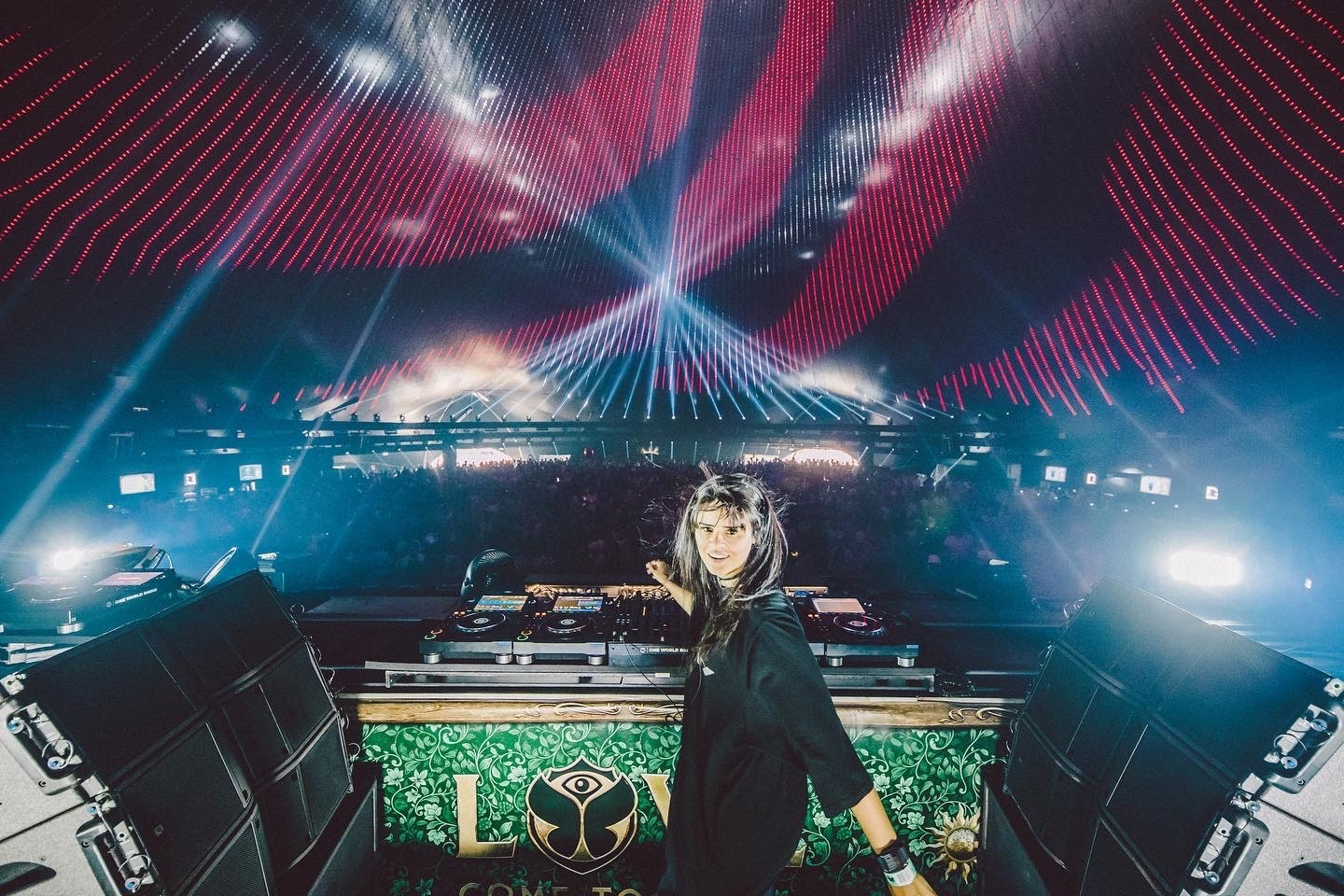 Única a se apresentar nos três dias da Tomorrowland, DJ Anna faz ...