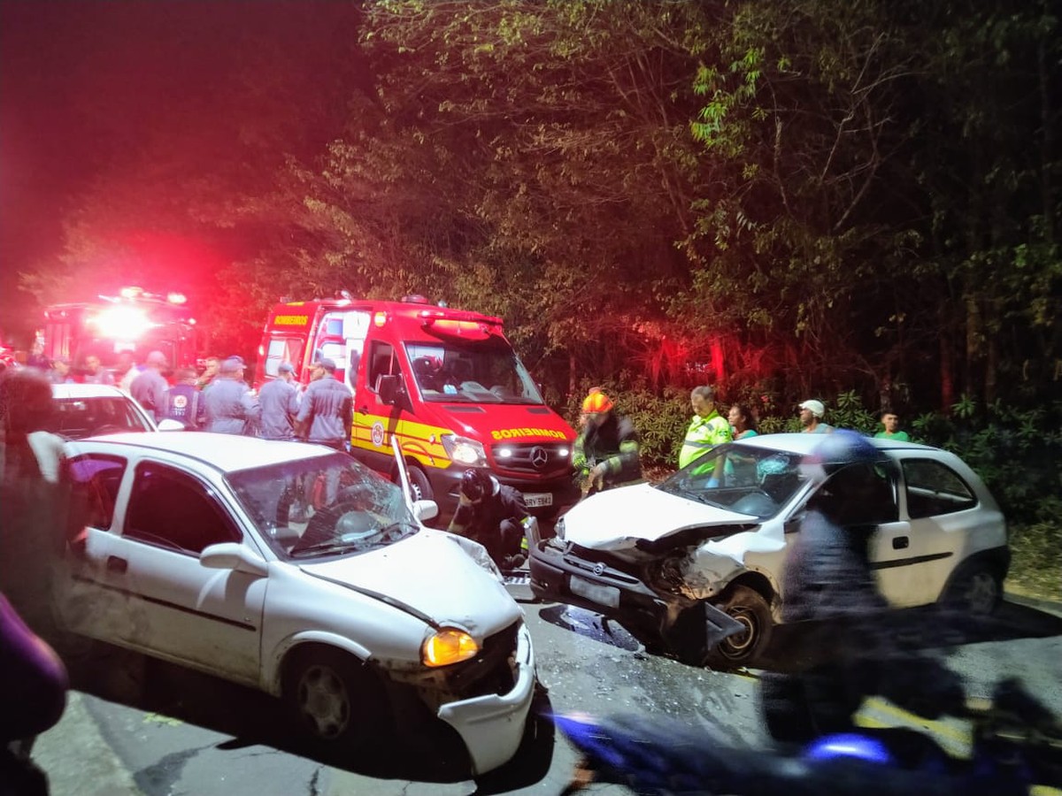 Cinco ficam feridos em acidente entre dois carros na Estrada do Cajuru em São José, SP | Vale do ...