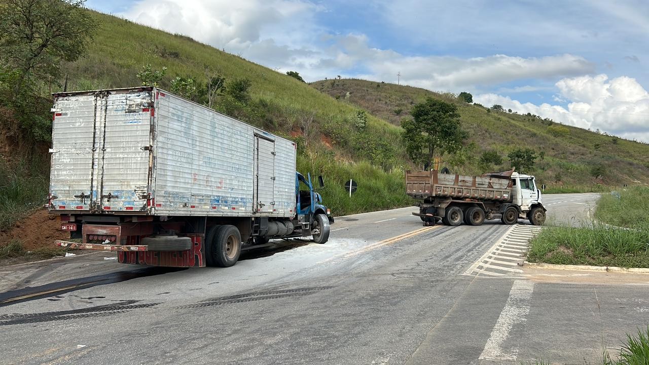 Batida entre caminhões deixa dois feridos na BR-259 | G1