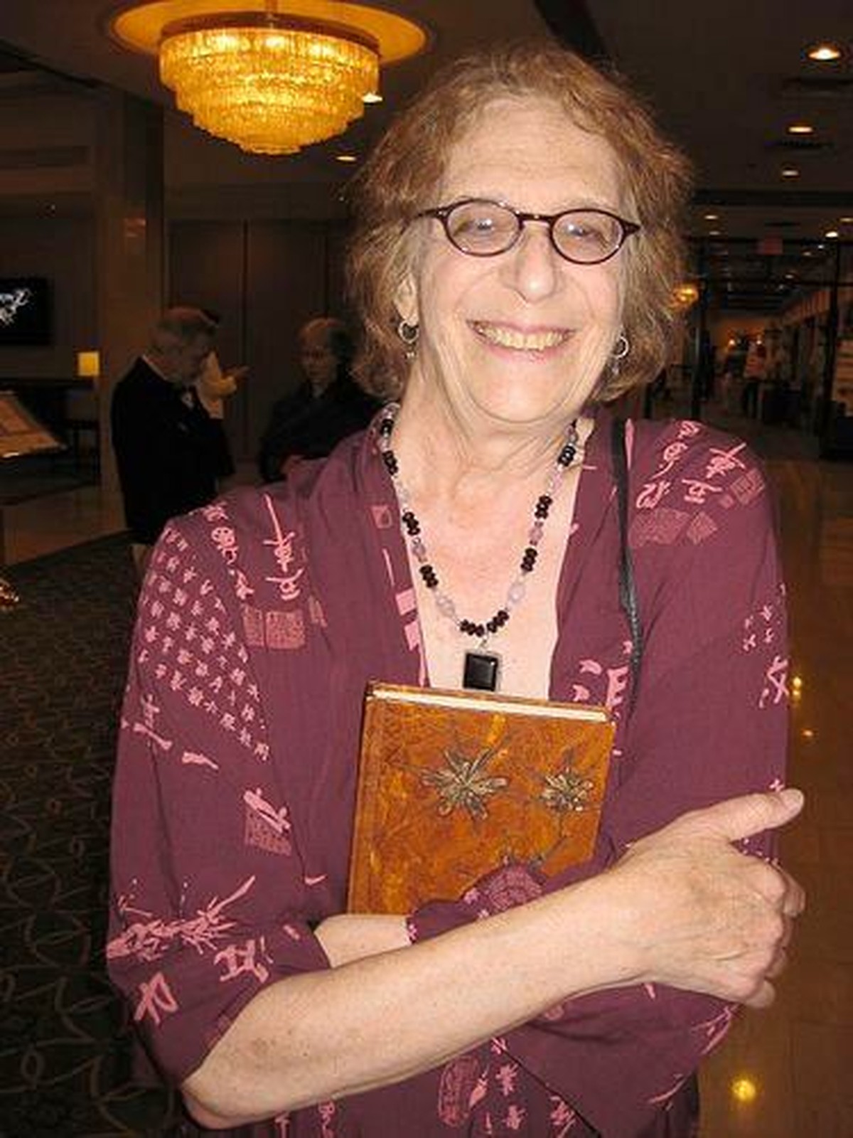 Rachel Pollack, ativista que criou a 1ª super-heroína trans da DC ...