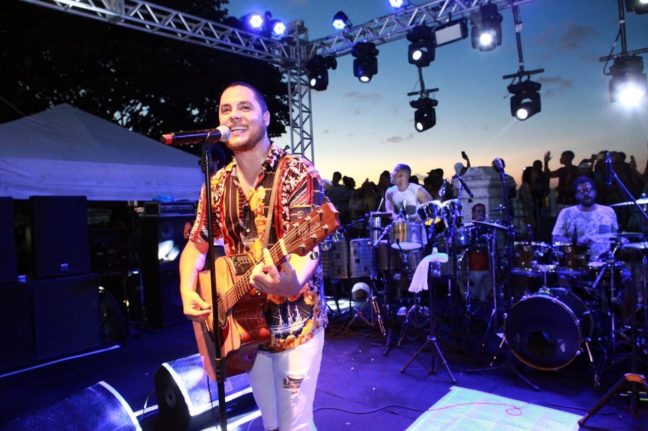 Após nove anos, cantor Levi Lima anuncia nas redes sociais saída da ...