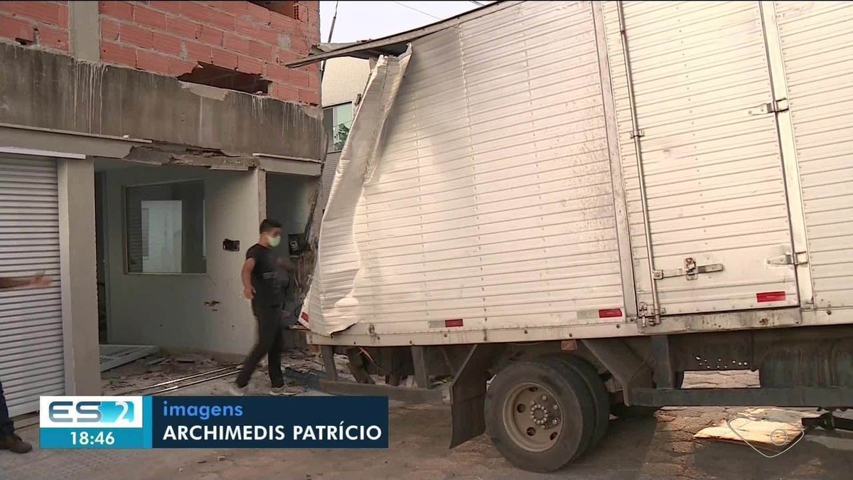 Caminhão desce ladeira e atinge casa em Linhares, no ES | Espírito Santo | G1