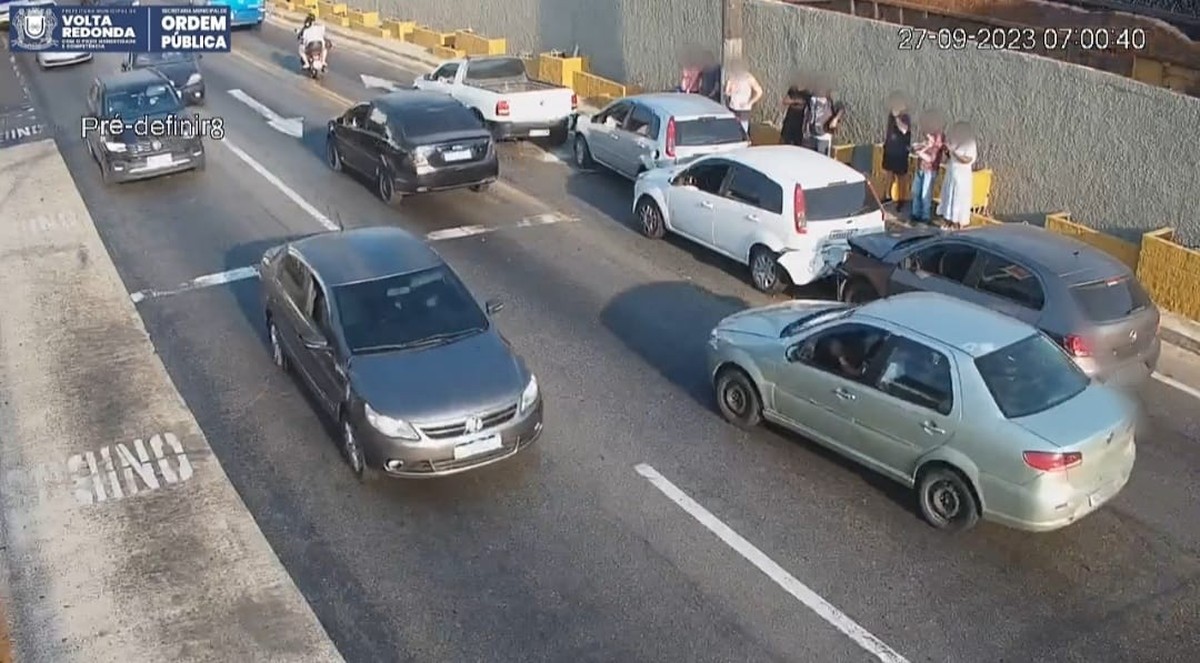 Engavetamento envolvendo quatro carros deixa dois feridos em Volta Redonda | Sul do Rio e Costa ...