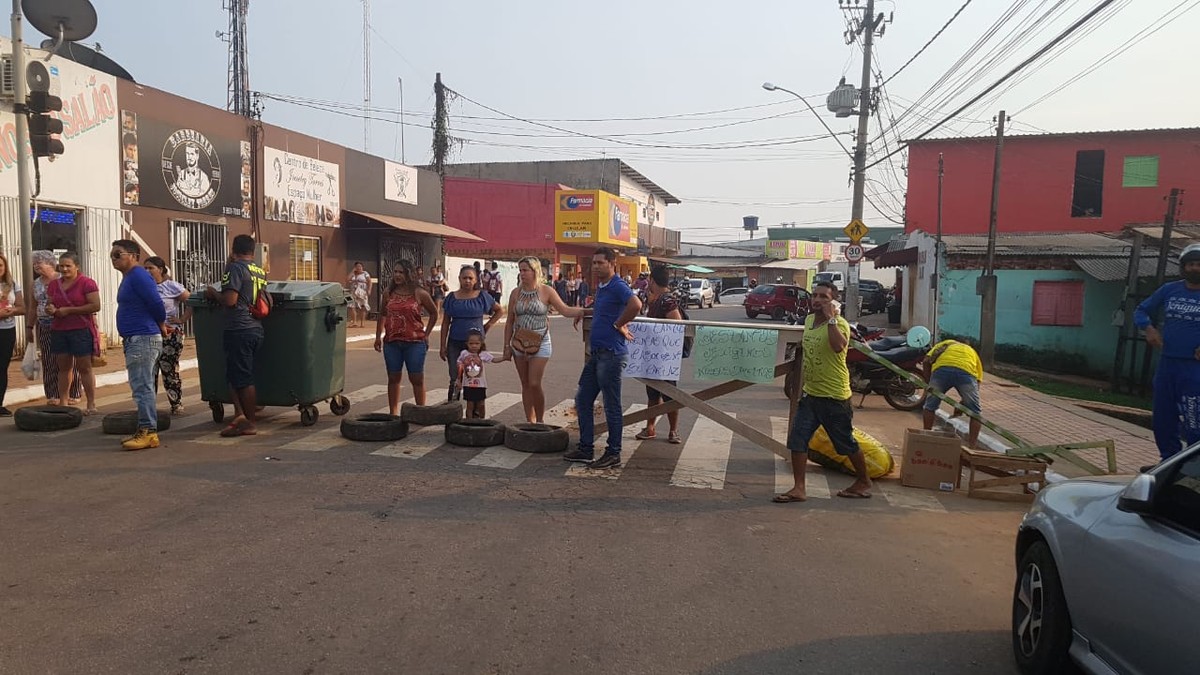 Moradores fecham rua que liga bairros de Rio Branco para cobrar melhorias | Acre | G1