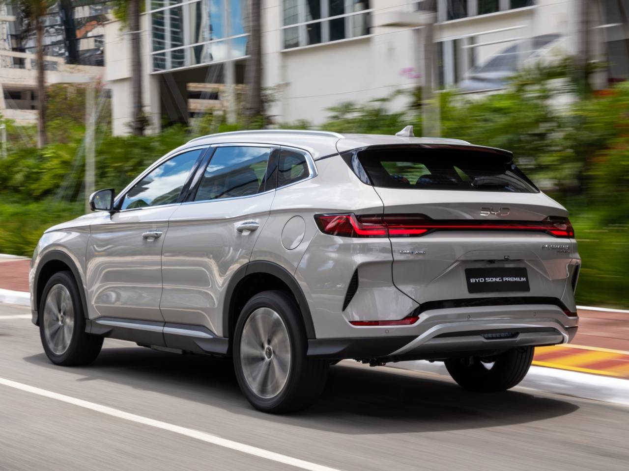 BYD Song Premium chega ao Brasil como SUV híbrido plug-in ‘apimentado ...