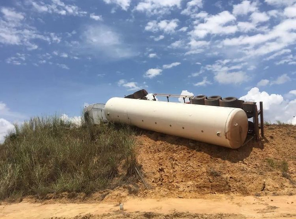 Motorista fica ferido após tombar carreta com gás natural em curva de ...