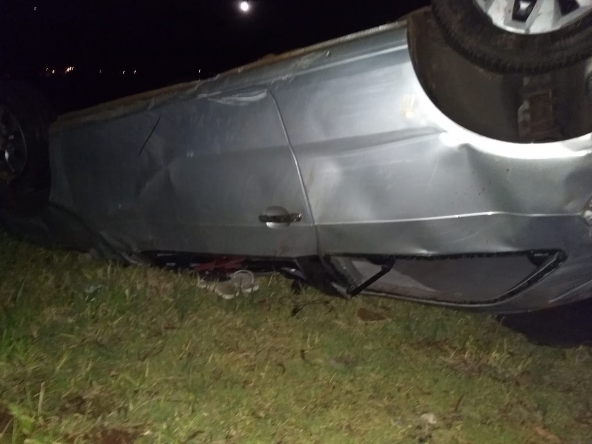 Carro capota e duas pessoas ficam feridas em marginal de rodovia em Bauru | Bauru e Marília | G1