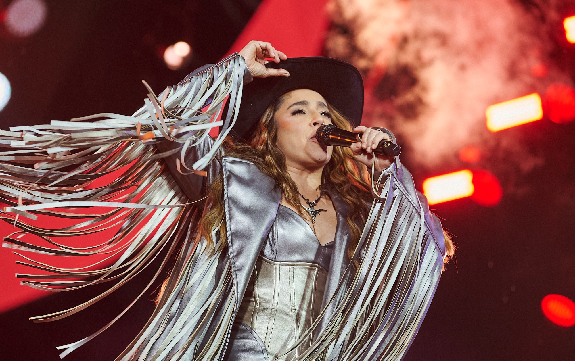 Lauana Prado chora ao realizar 'sonho de criança' de cantar no palco da ...