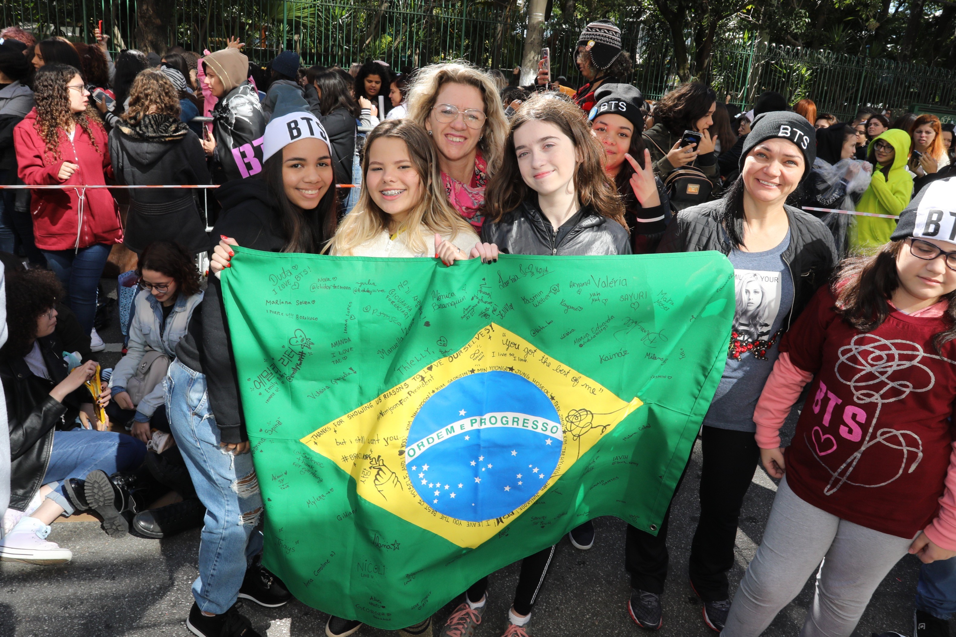 Fãs do BTS aguardam começo do show em São Paulo: FOTOS