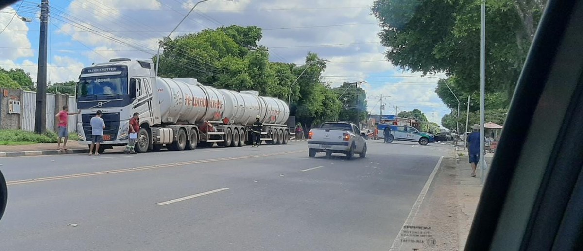Homem fica ferido em acidente entre carro e carreta em avenida de Boa Vista | Roraima | G1