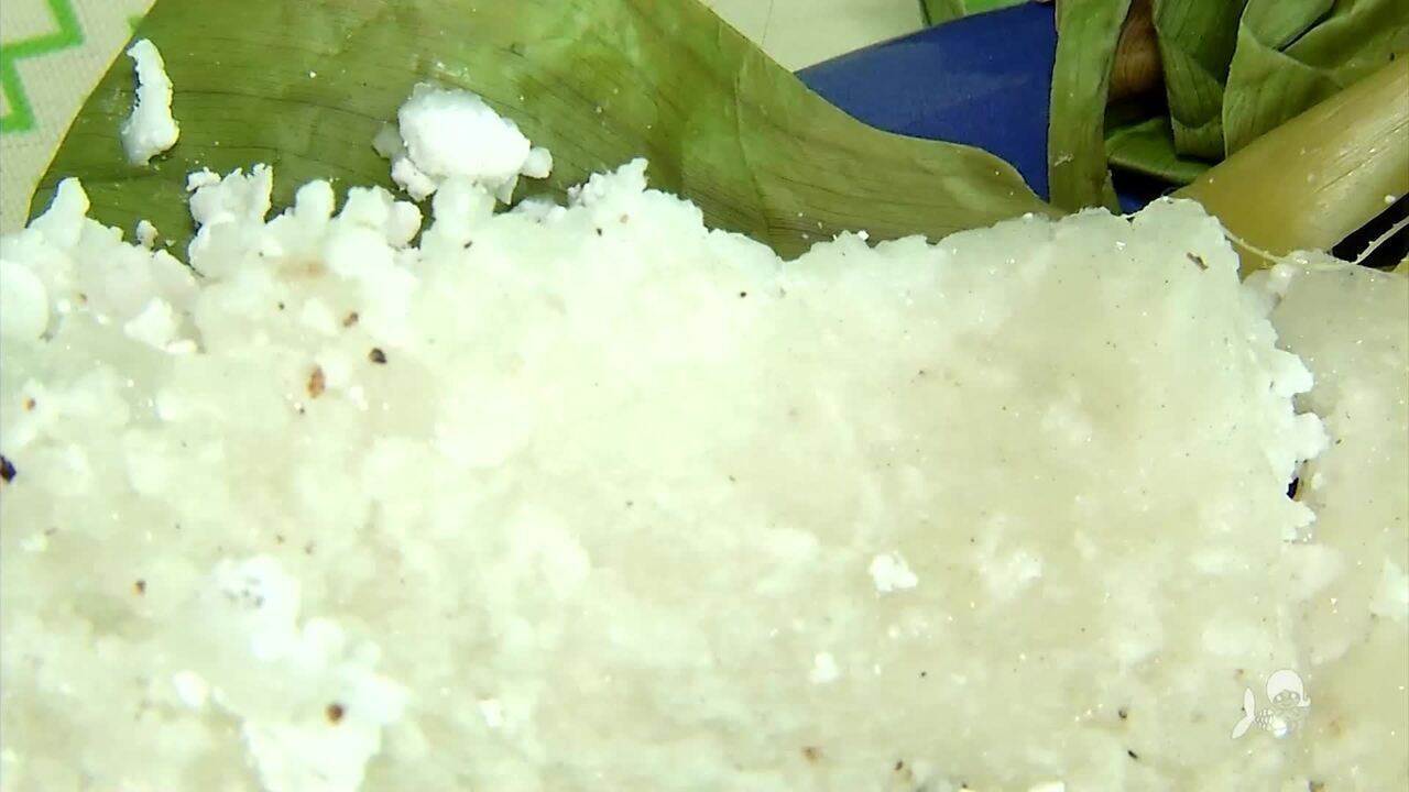 Aprenda a fazer a receita de tapioca com coco na folha de bananeira | G1