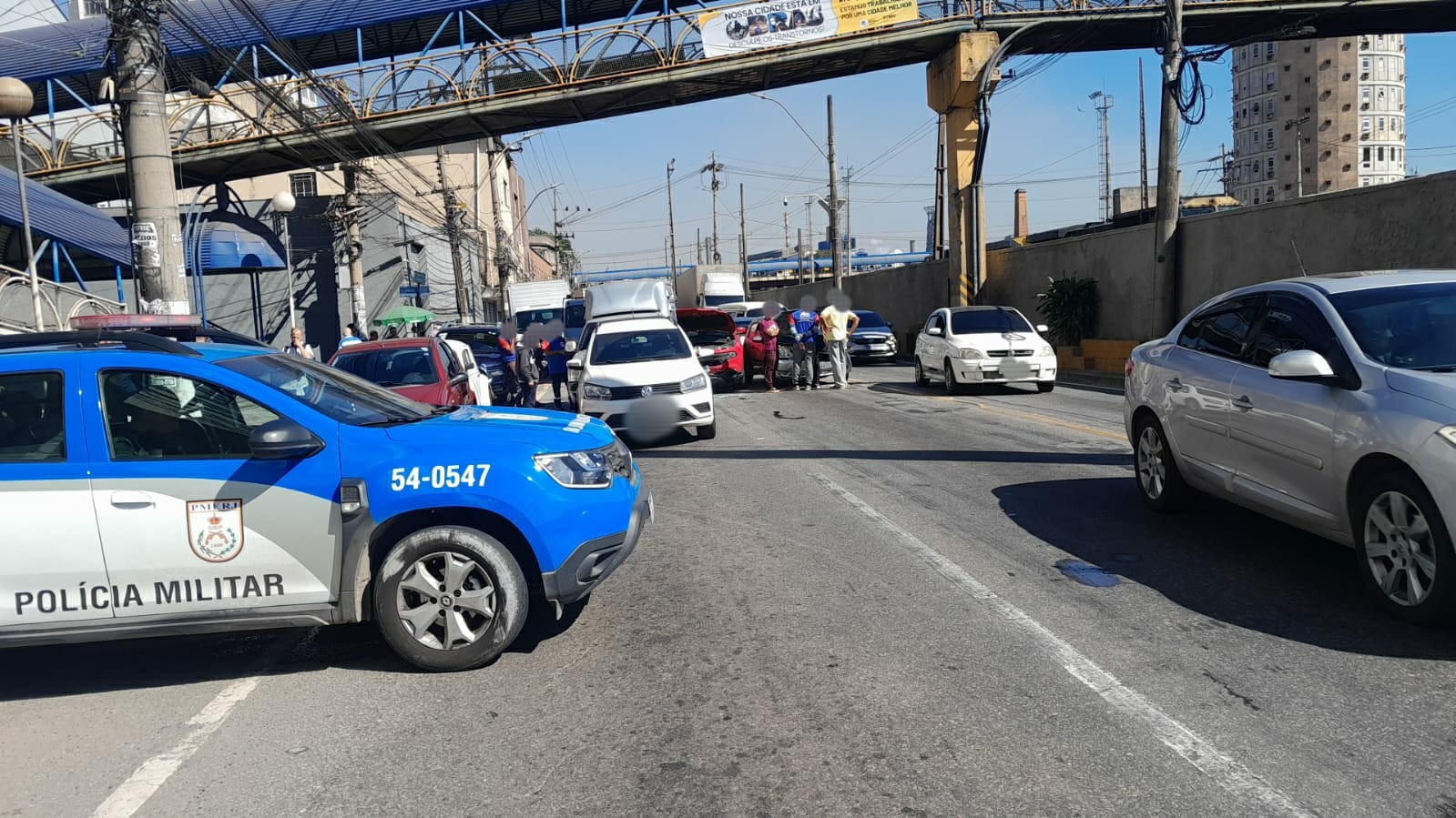 Engavetamento entre cinco carros e caminhão-baú deixa trânsito lento no Centro de Volta Redonda ...