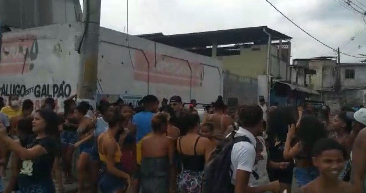 Moradores protestam após ocupação da PM na região do Complexo de Israel ...