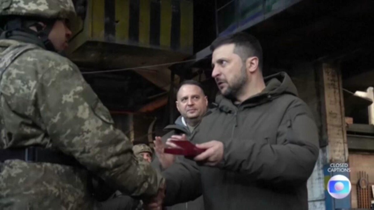 Zelensky visita cidade bombardeada; Putin afirma que situação em região ...