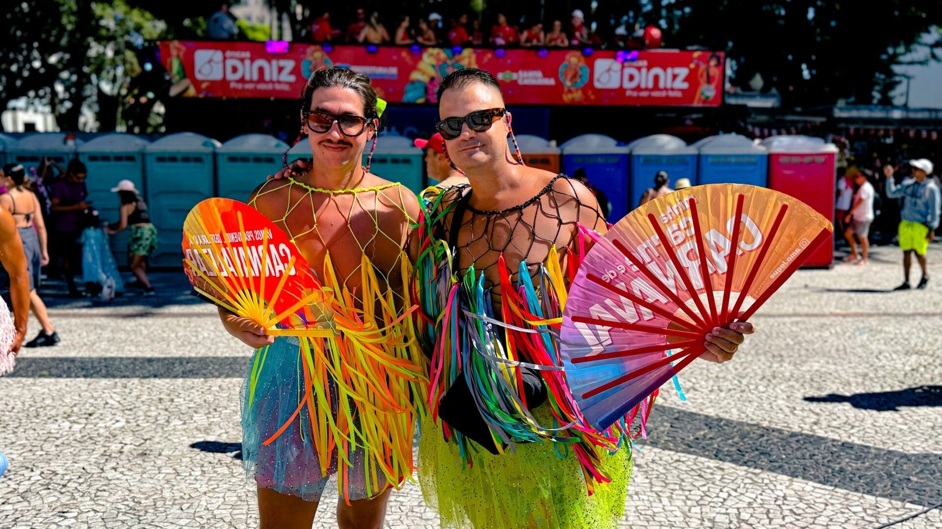 Sob forte calor, Bloco dos Sujos movimenta multidão fantasiada e ...