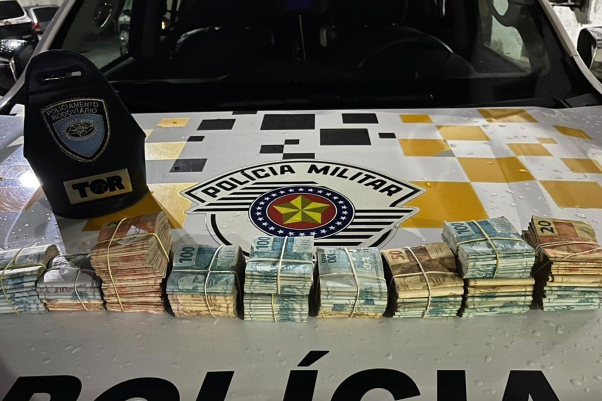 Polícia Encontra R 100 Mil Em Veículo De Motorista De App E O