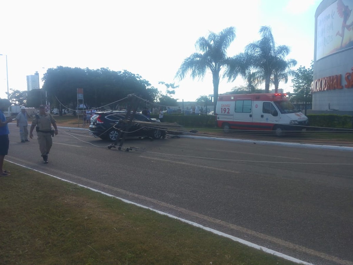 Poste cai sobre carro após batida e duas mulheres ficam feridas em Palmas | Tocantins | G1