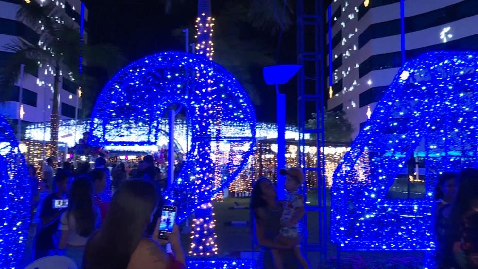 Saiba que horas acendem as luzes da decoração natalina do Palácio Rio ...