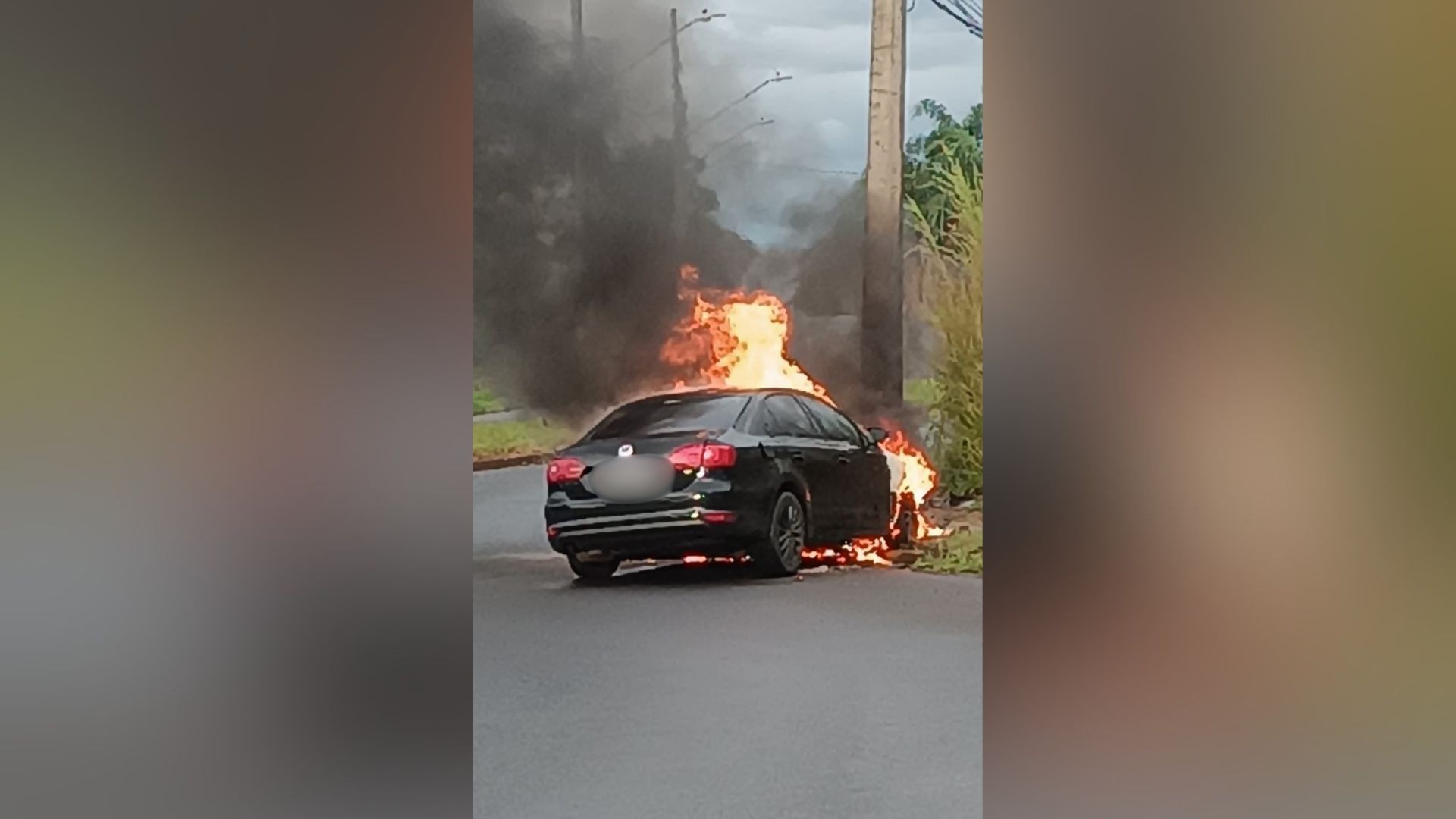 Carro pega fogo em Uberaba após bater contra poste; veja vídeo | G1