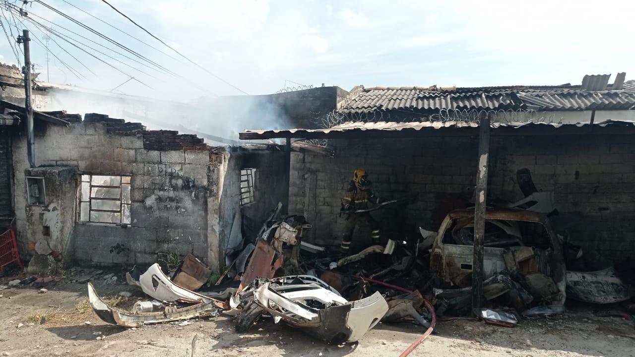 Ferro-velho pega fogo no bairro São Francisco, em Belo Horizonte ...