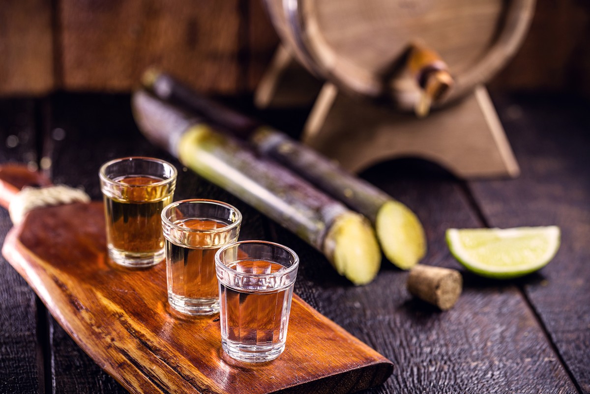 Dia da Cachaça 🥴: entenda origem da bebida que é exclusiva do Brasil e ...