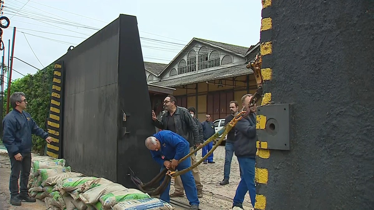 Duas comportas são reabertas após recuo do Guaíba; um dos portões segue ...