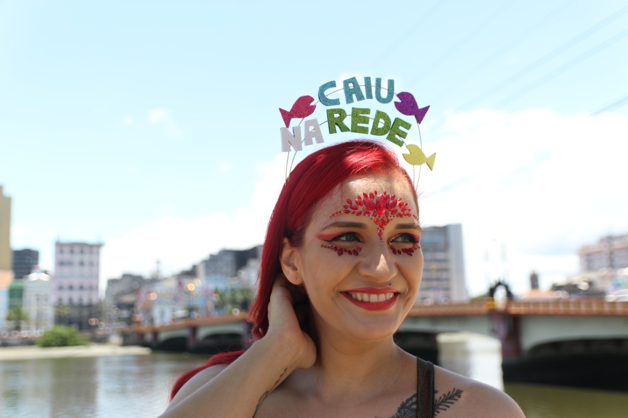 'Oi, sumido': adereços carnavalescos ajudam foliões na hora da paquera ...