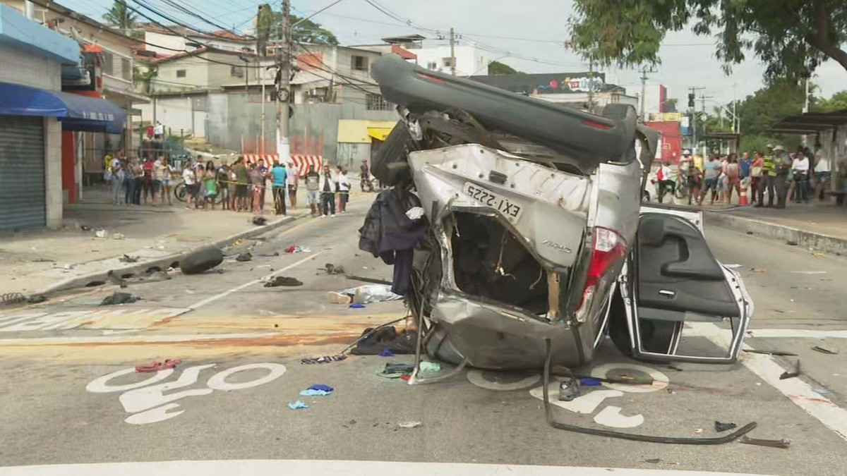 Carro capota e mata quatro pessoas na Avenida Guarapiranga, Zona Sul de ...