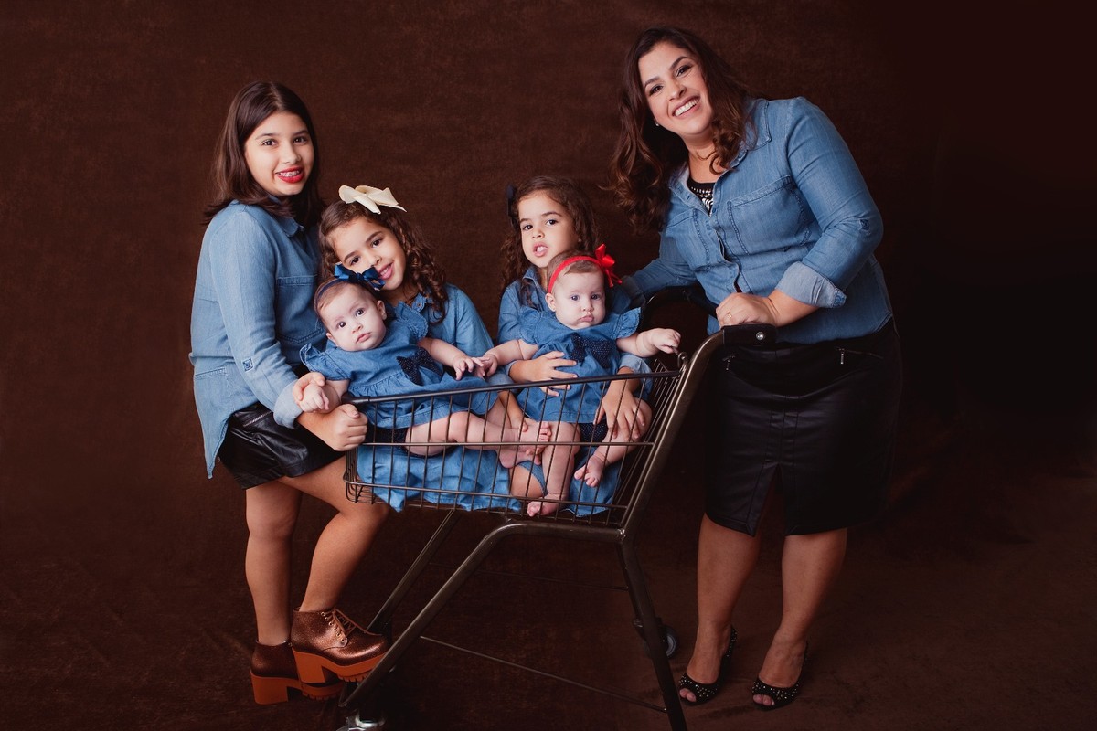 Mãe de cinco meninas que teve duas gestações de gêmeas e ouviu que ...