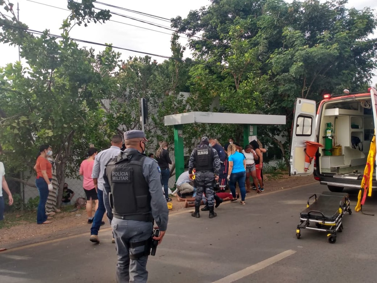 Homem atropelado por carro em ponto de ônibus passa por cirurgia e continua internado no HMC ...