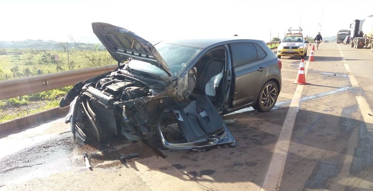 Acidente entre carreta e carro deixa feridos na BR-040, na Região Metropolitana de Belo ...