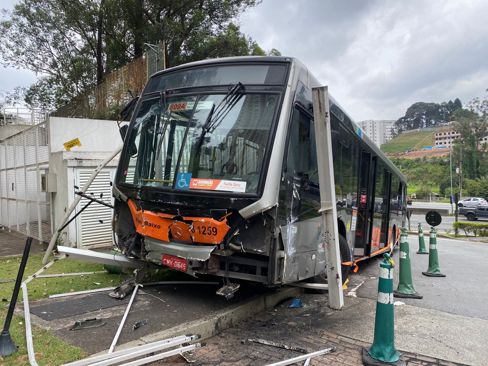 Câmera mostra momento em que ônibus fica desgovernado e gera pânico