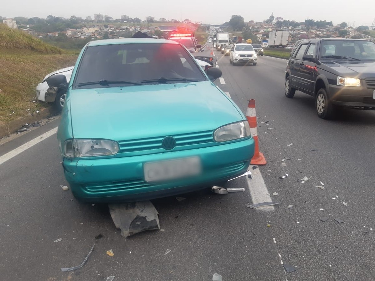 Engavetamento entre três carros deixa duas pessoas feridas na Dutra em São José | Vale do ...