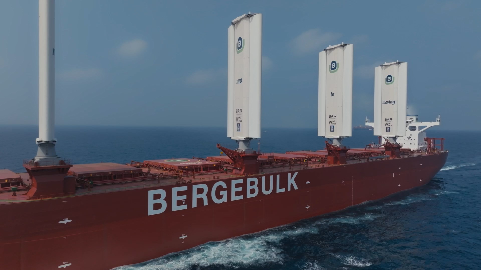 VÍDEO: Navio com velas rígidas atraca pela 1ª vez em portos brasileiros