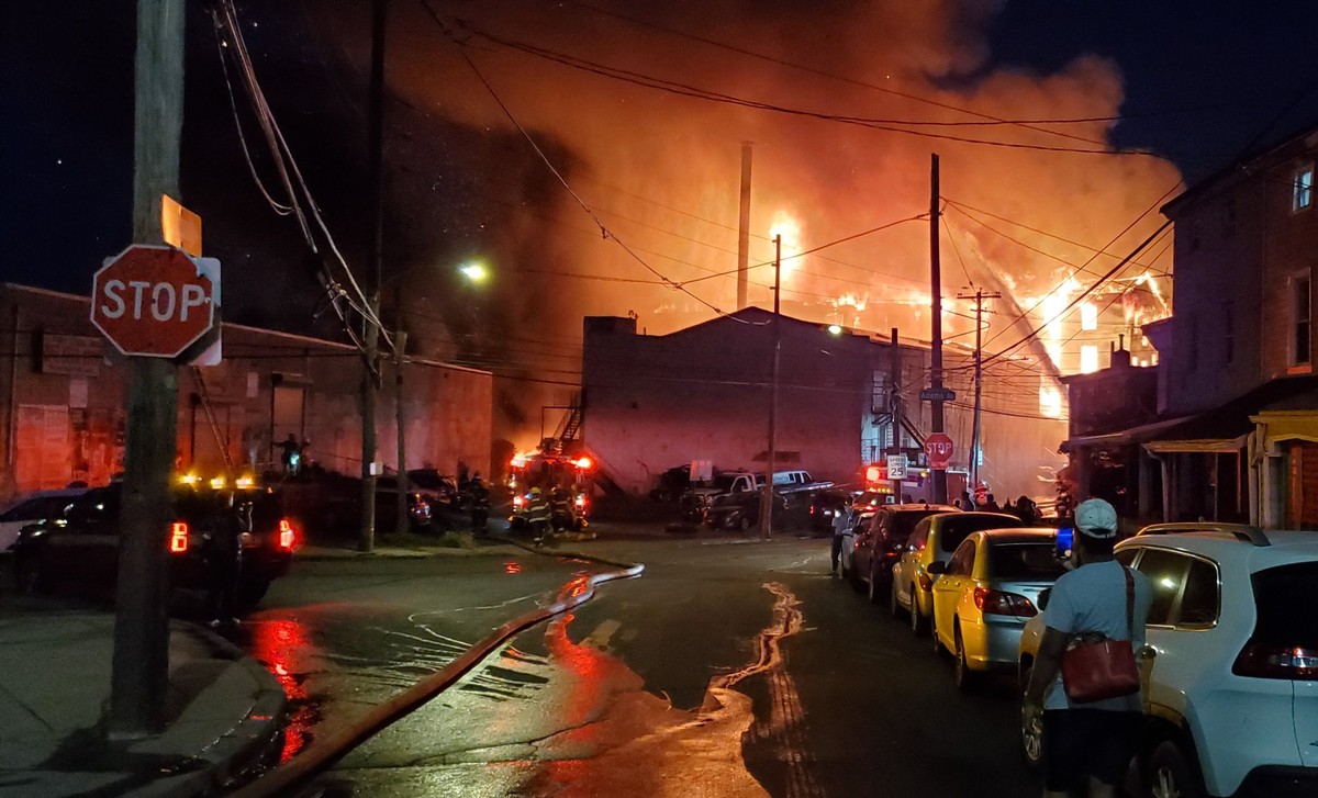 Incêndio destrói prédio histórico na Filadélfia | Mundo | G1