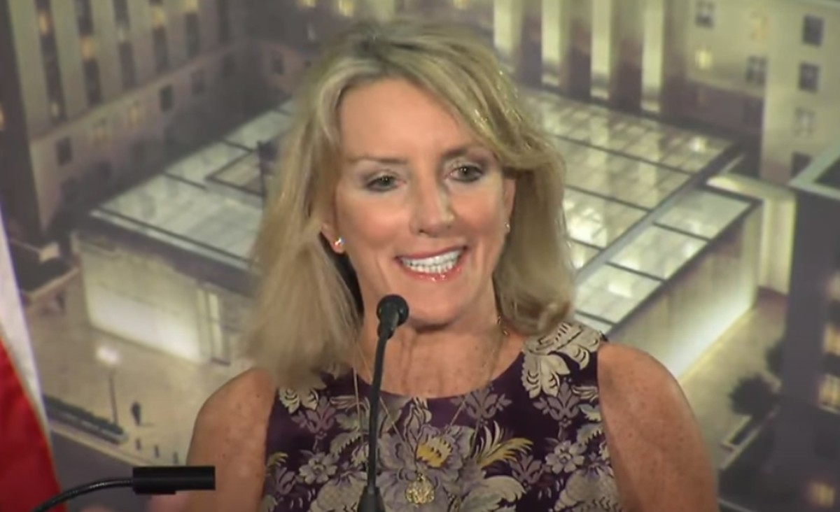 Senado dos EUA aprova Elizabeth Bagley como nova embaixadora do país em ...