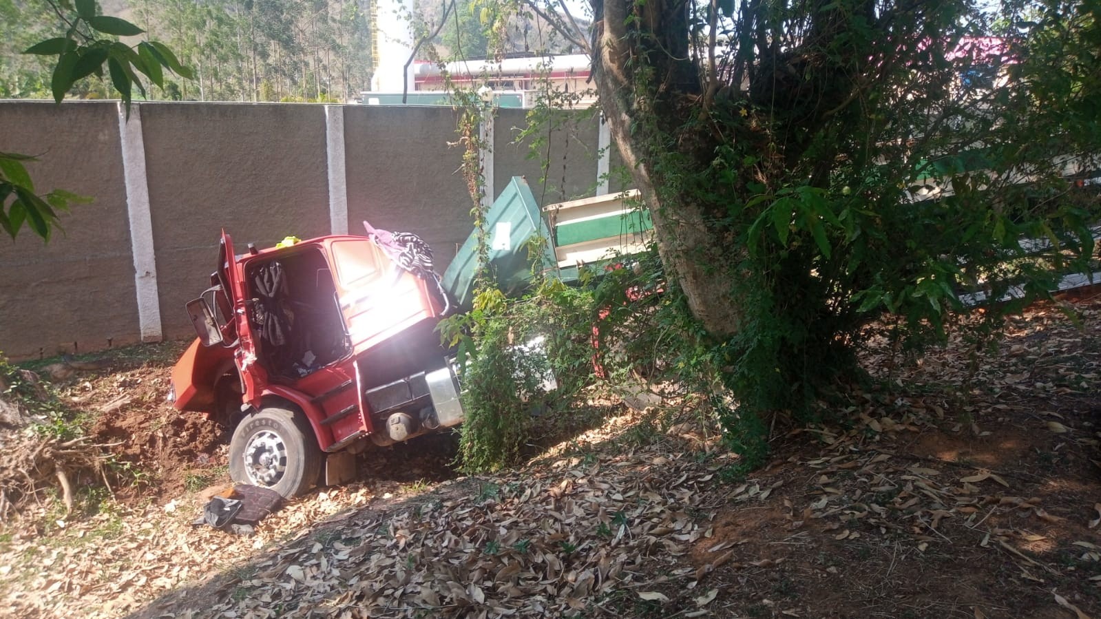 Acidente entre quatro veículos deixa três feridos na RJ-145, em Valença ...