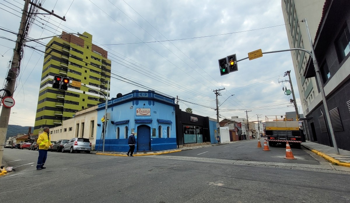 Semáforo No Cruzamento Entre As Ruas Navajas E Doutor Correa Em Mogi