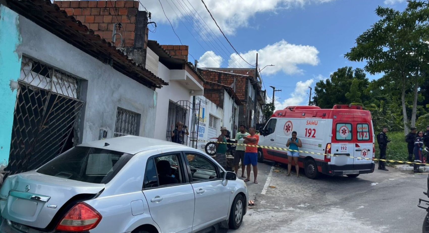 Mulher morre e homem fica ferido após carro bater no muro de uma casa em Aracaju