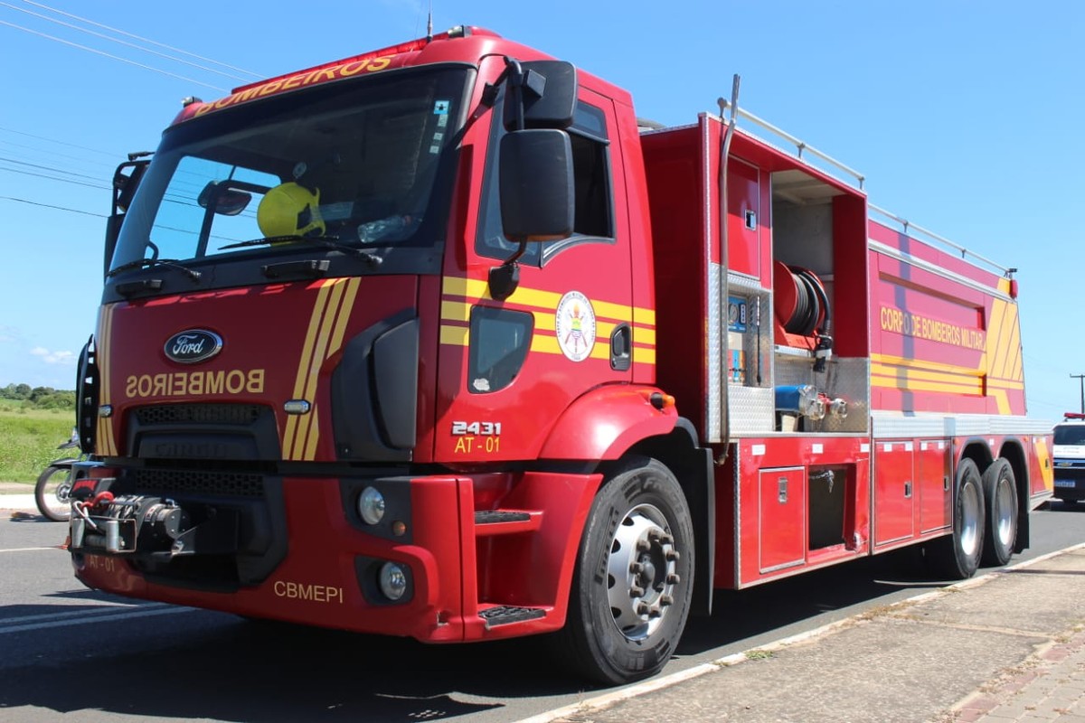 Incêndio de grandes proporções atinge depósito de supermercado próximo ...